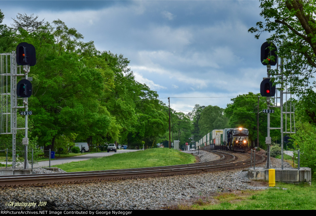 NS 4024 coming around the bend